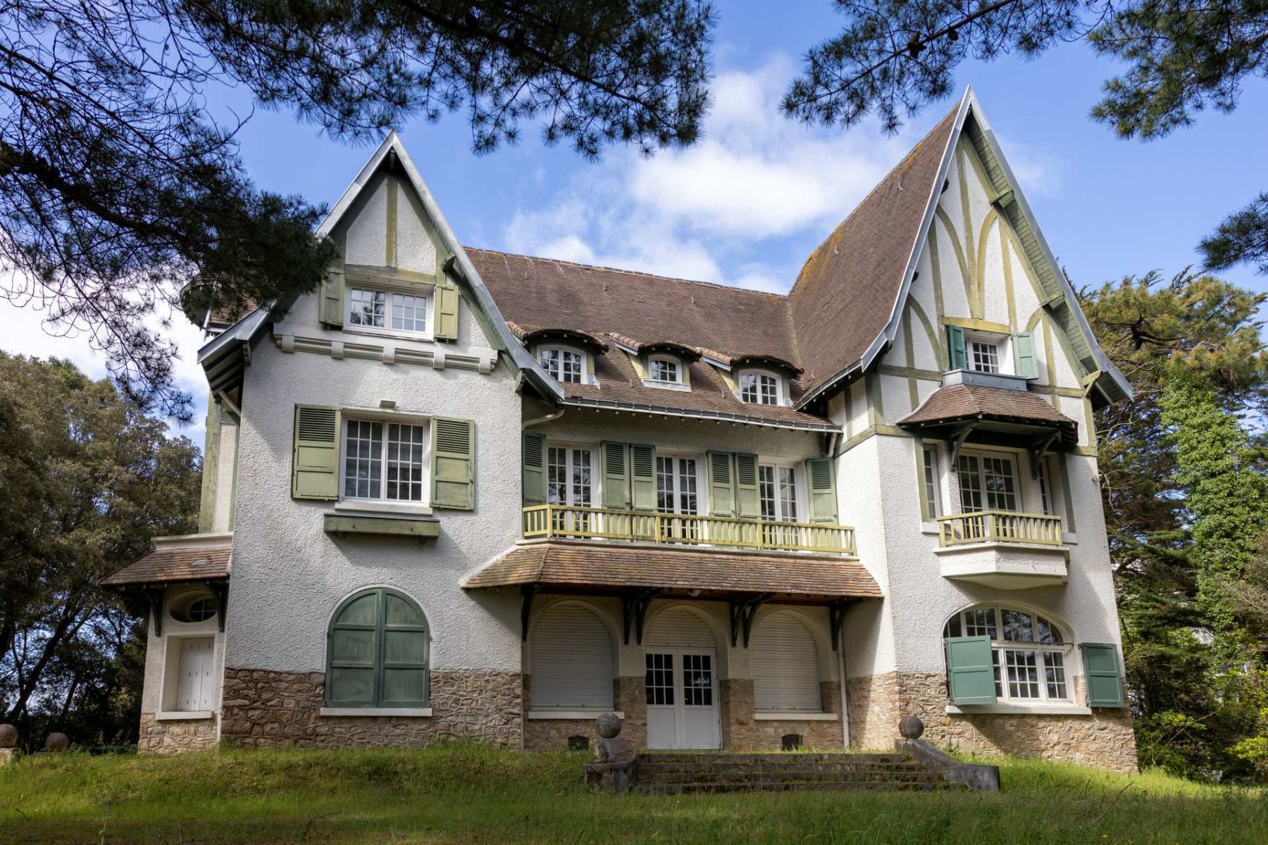 Vente exceptionnelle : La villa des Roches Rouges mise aux enchères ...